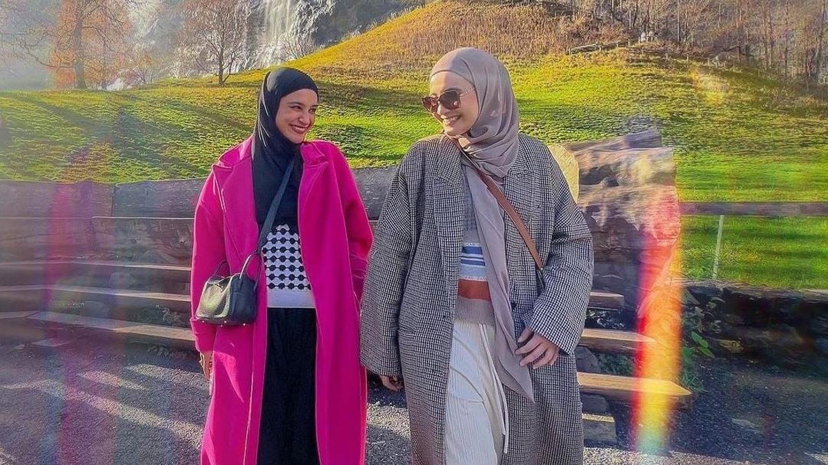 7 Aktris Tunjukan Busana Muslim Santun bukan Penghalang Tampil Modis