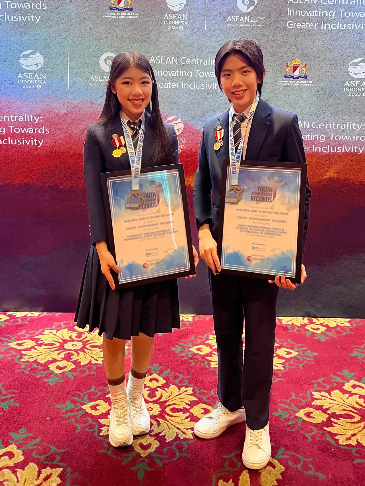 Mischka Aoki dan Devon Kei Enzo Terima Penghargaan Youth Achievement ...