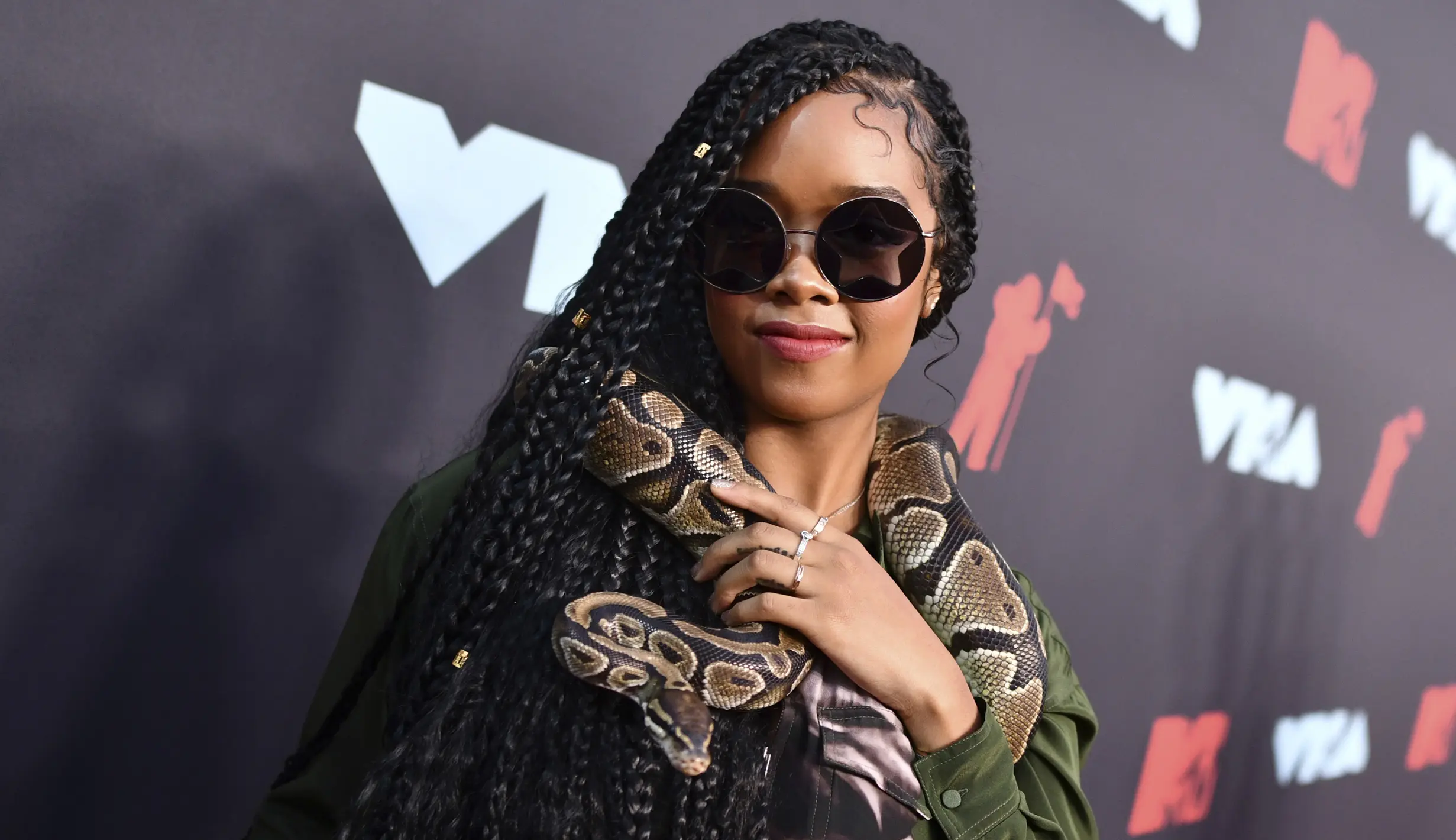 FOTO: 2 Seleb Ini Bawa Ular di Karpet Merah MTV VMA 2019 - Foto ...