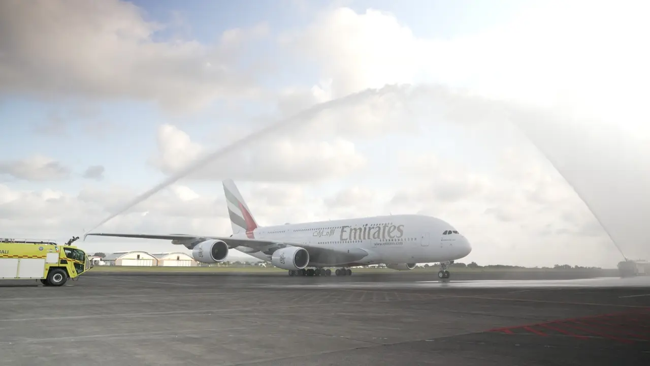 5 Fakta Pesawat Terbesar di Dunia, Airbus A380 Milik Emirates Mendarat ...