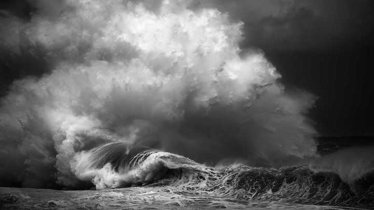 10 Foto Kedahsyatan Ombak Ini Bikin Kamu Takut Main Air di Pantai