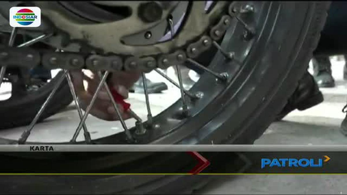 Satpol PP Usir dan Gembosi Motor Terparkir di Trotoar Jatinegara