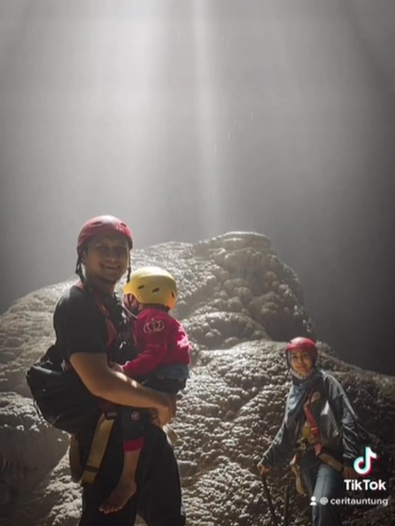 10 Potret Arie Untung dan Keluarga Nikmati Goa Sedalam 90 Meter, Indah ...