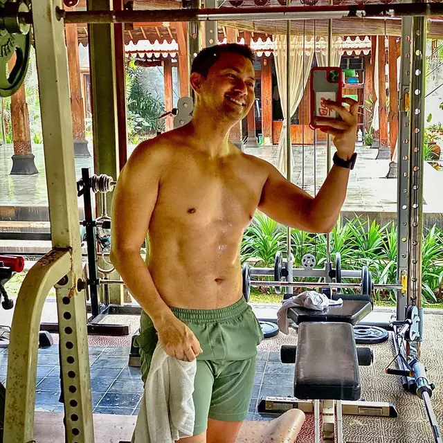 Ingat Pemeran Wowo di Sinetron UFO? Ini 6 Potret Terbaru Anjasmara yang Kini Six Pack - Page 4 ...