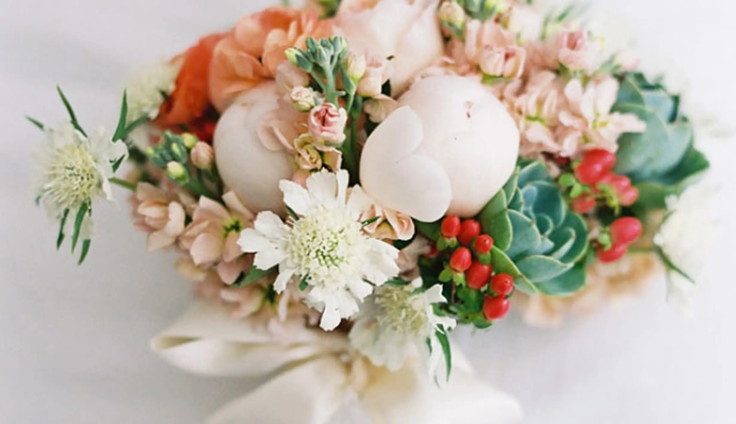 14 Inspirasi Buket Bunga Segar yang Cocok untuk Pernikahan