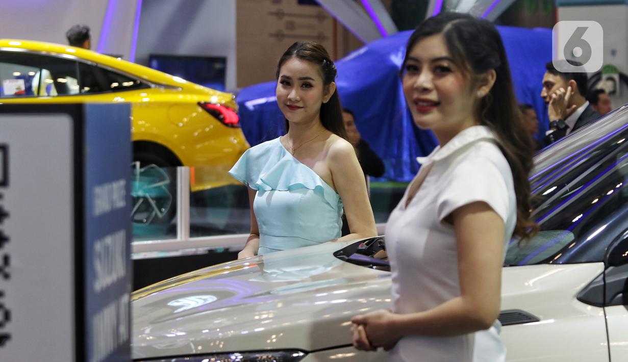 Pesona SPG Cantik Pikat Pengunjung untuk Melirik Mobil di GIIAS 2023