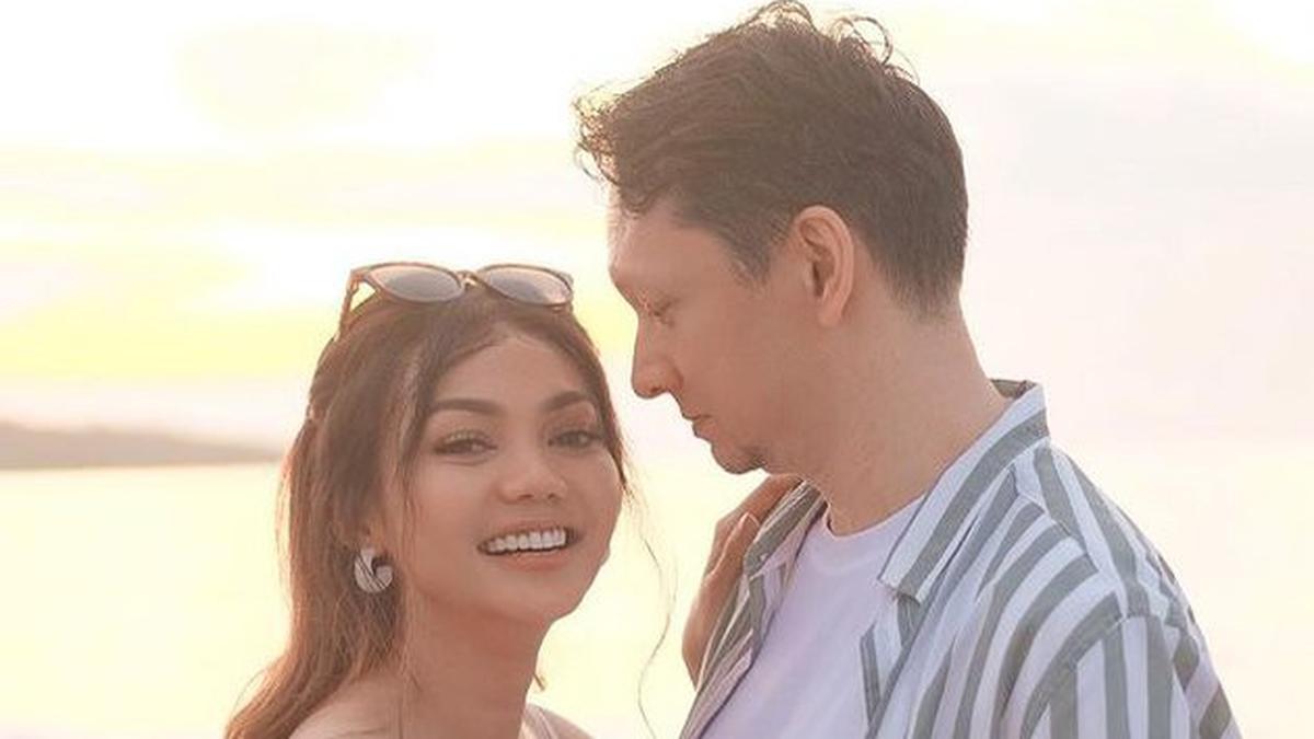 Jauh dari Gosip, Ini Potret Rina Nose dan Suami yang Manis dan Romantis ...