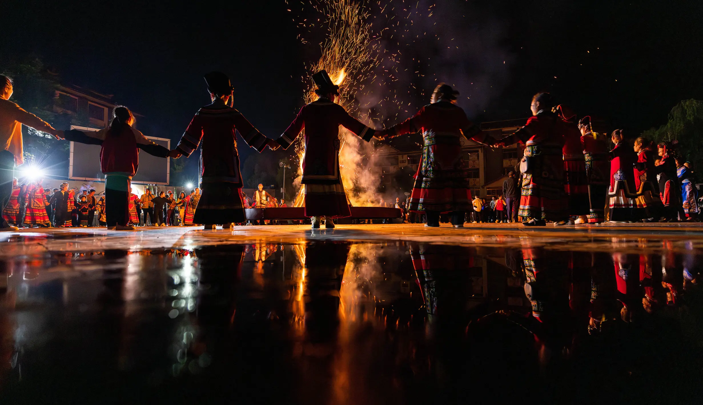 Meriahnya Festival Obor Etnis Minoritas Yi di China