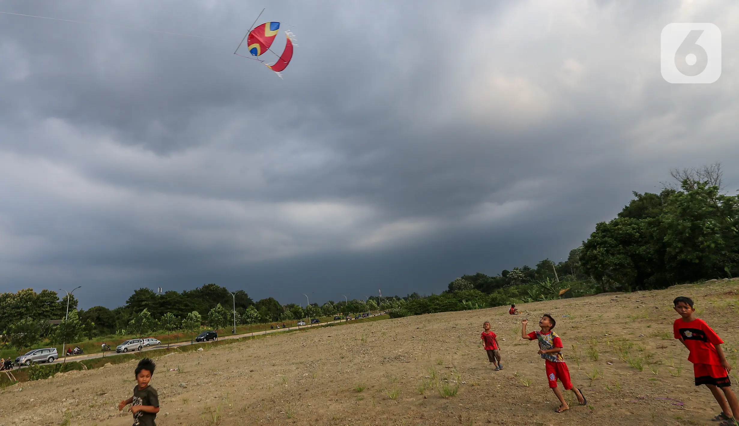 FOTO: Serunya Bermain Layangan Koang di Tengah Pandemi Covid-19 - Foto ...