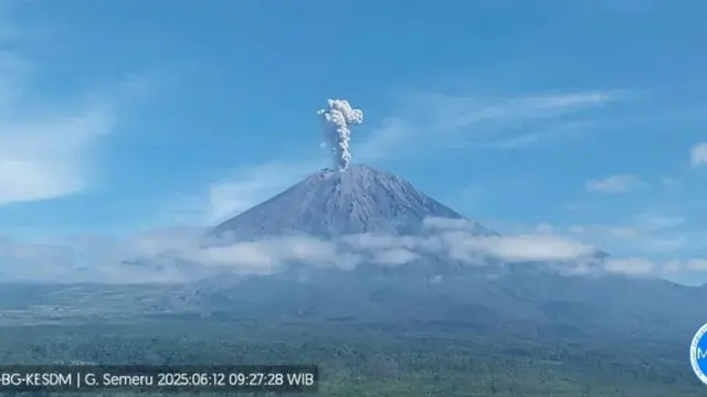 Gunung Semeru Erupsi Minggu Pagi 6 Juli 2025, Tinggi Letusan 600 Meter - News Liputan6.com