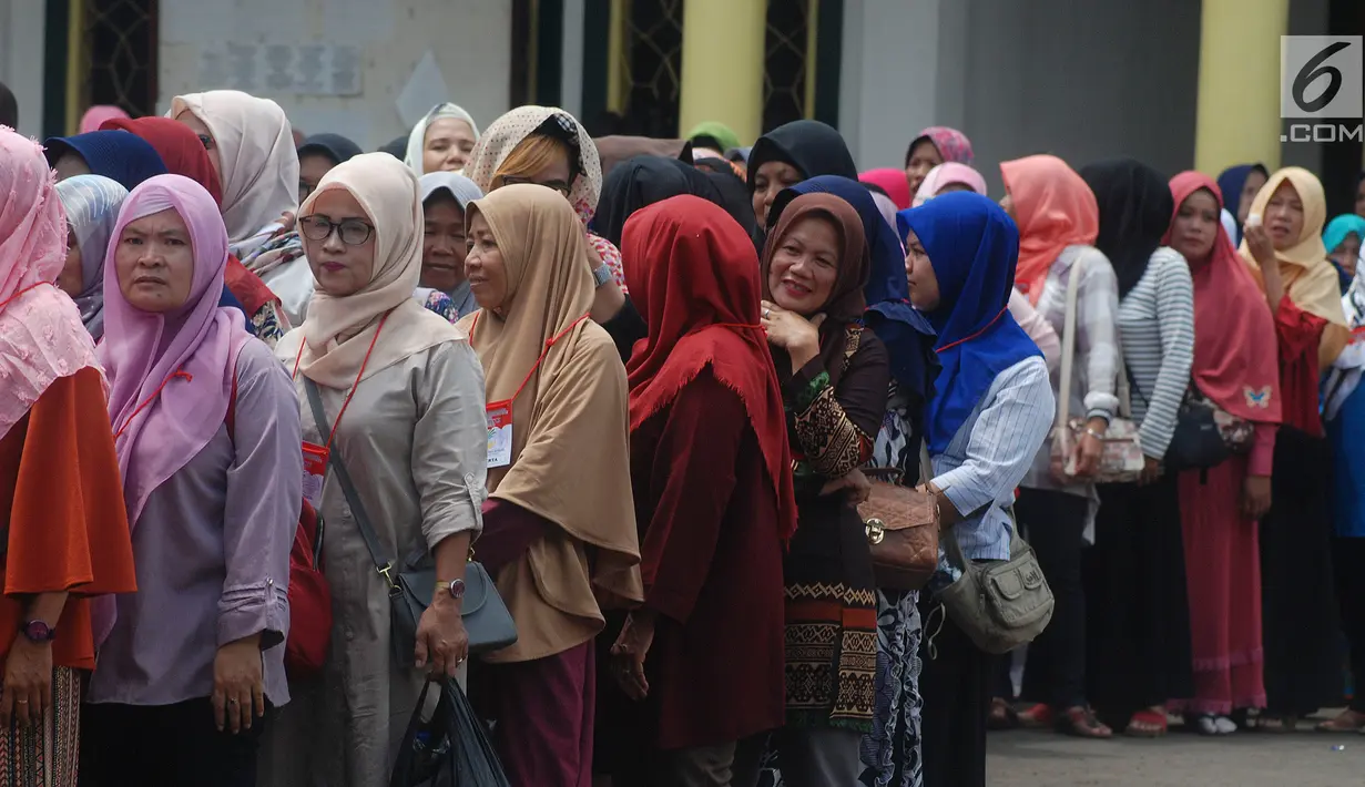 FOTO: Antusiasme Warga Depok Terima Bantuan Sosial PKH - Foto Liputan6.com