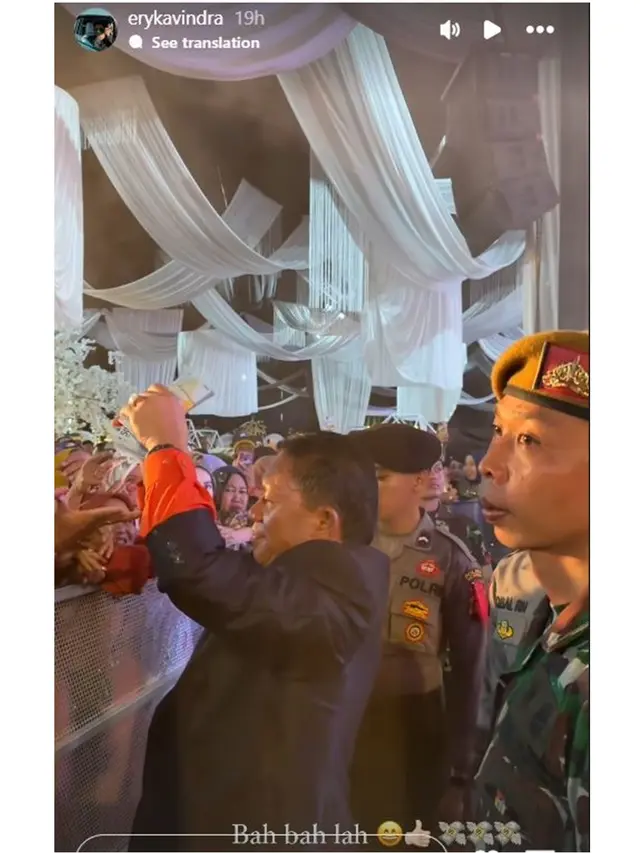 6 Potret Haji Alwi Ruslan Bagi-Bagi Uang Rp50.000 Segepok di Pernikahan Putri Isnari - Hot ...