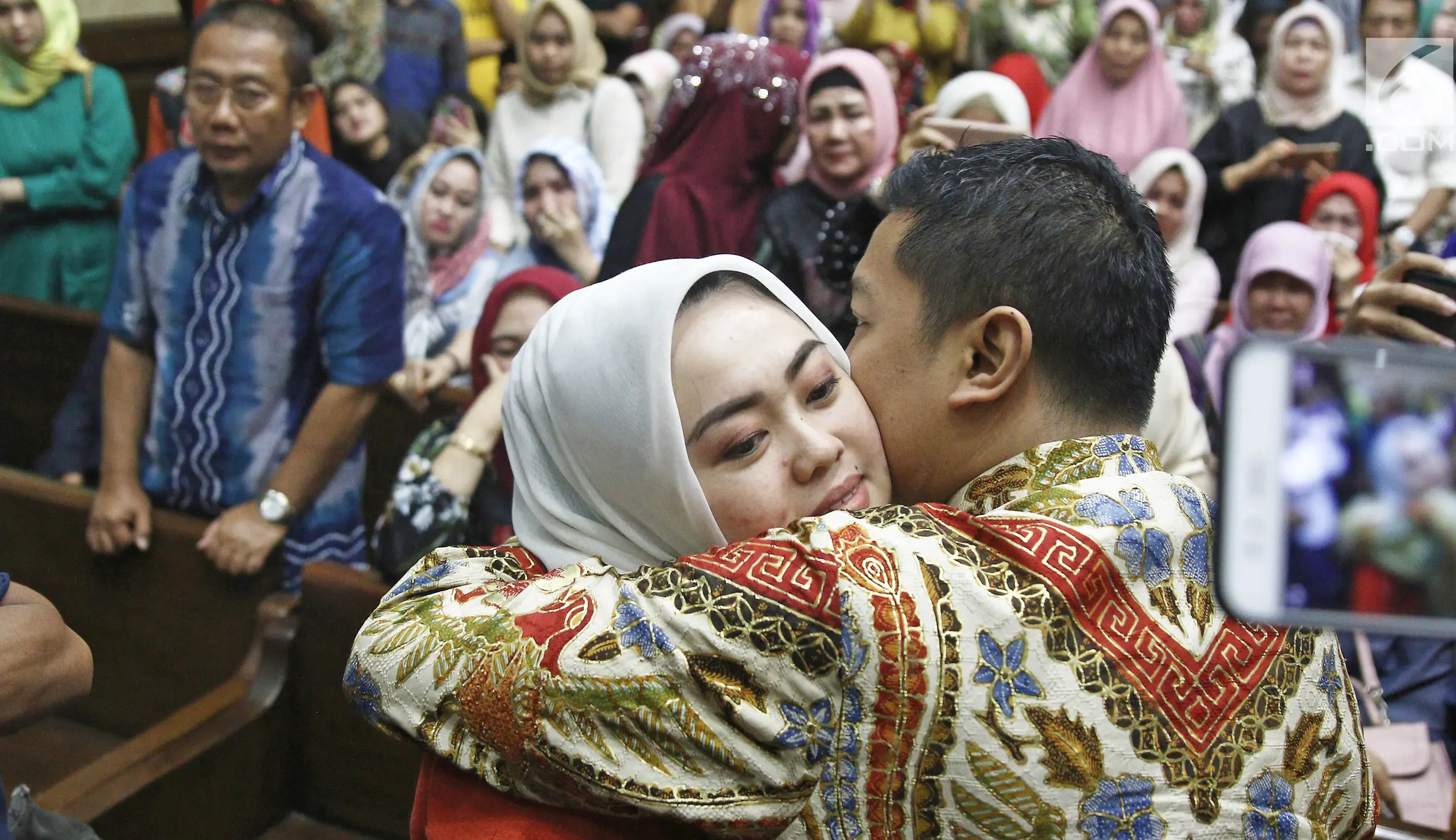 FOTO: Isak Tangis Keluarga dan Kerabat di Sidang Vonis Asrun - Adriatma ...