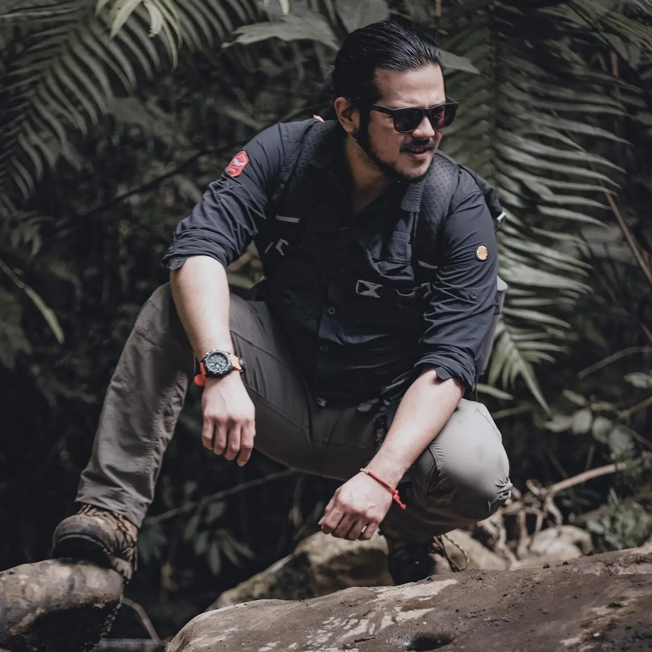 7 Gaya Ramon Y Tungka Tampil Keren Saat Berpetualang di Alam - Surabaya ...