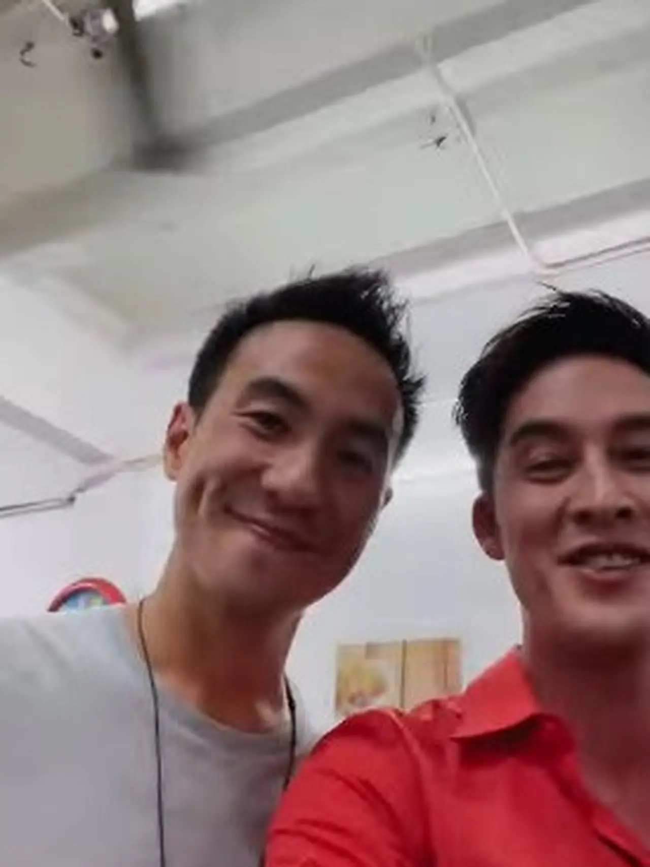 6 Potret Daniel Mananta Reuni dengan VJ Utt di Thailand, Nostalgia Anak ...