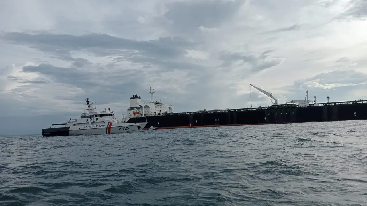 Kapal Kontainer Kandas di Perairan Indonesia-Singapura, Kemenhub Gerak Cepat Evakuasi - Bisnis ...