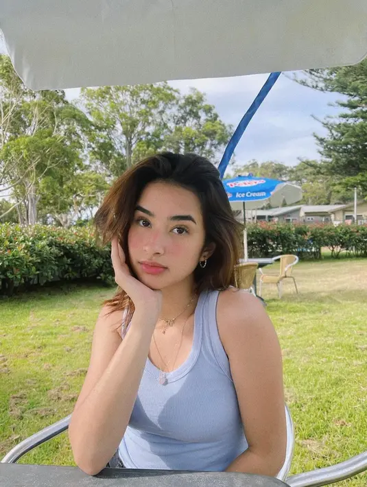 Gaya Nadia Raisya Pose Topang Dagu, Ekspresi Tanpa Senyumnya Curi ...
