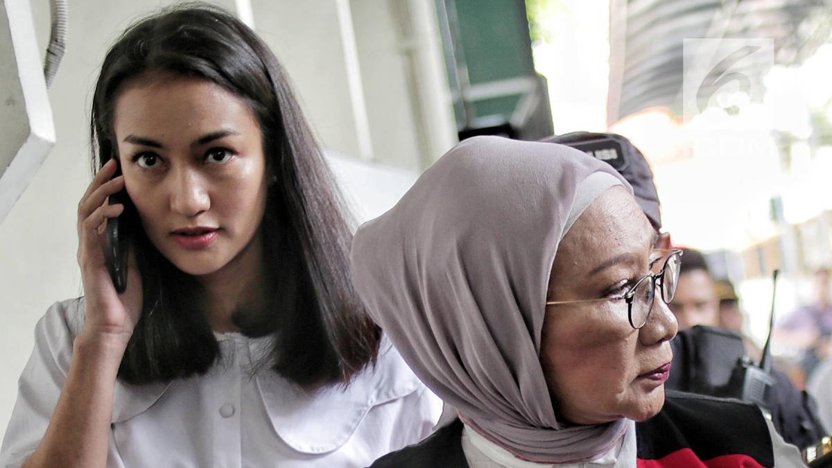 Atiqah Hasiholan Jadi Penjamin Bebas Bersyarat Ratna Sarumpaet - ShowBiz Liputan6.com