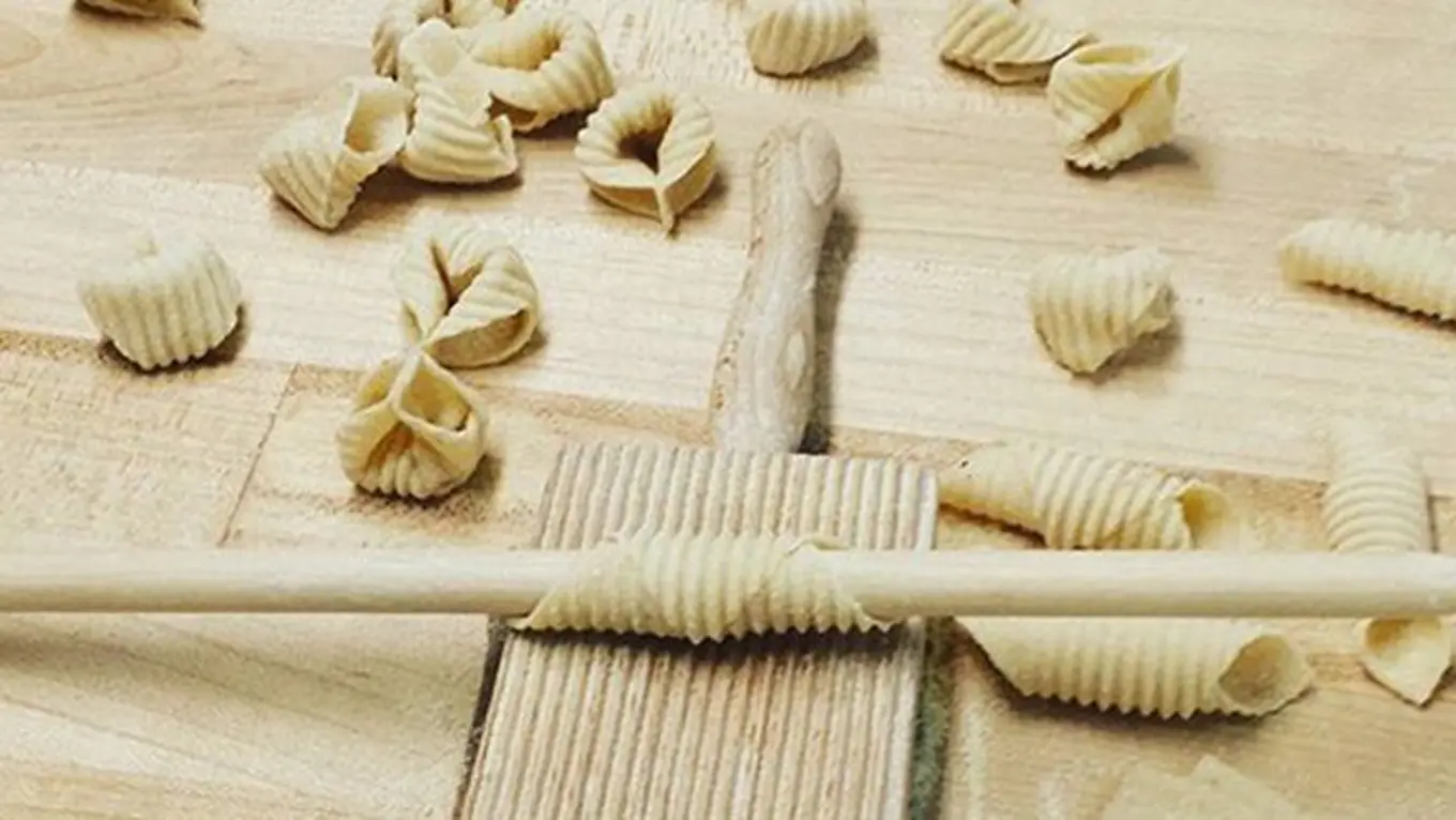 Tanpa Mesin, Koki Ini Membuat Pasta Handmade Super Detil dan Kreatif