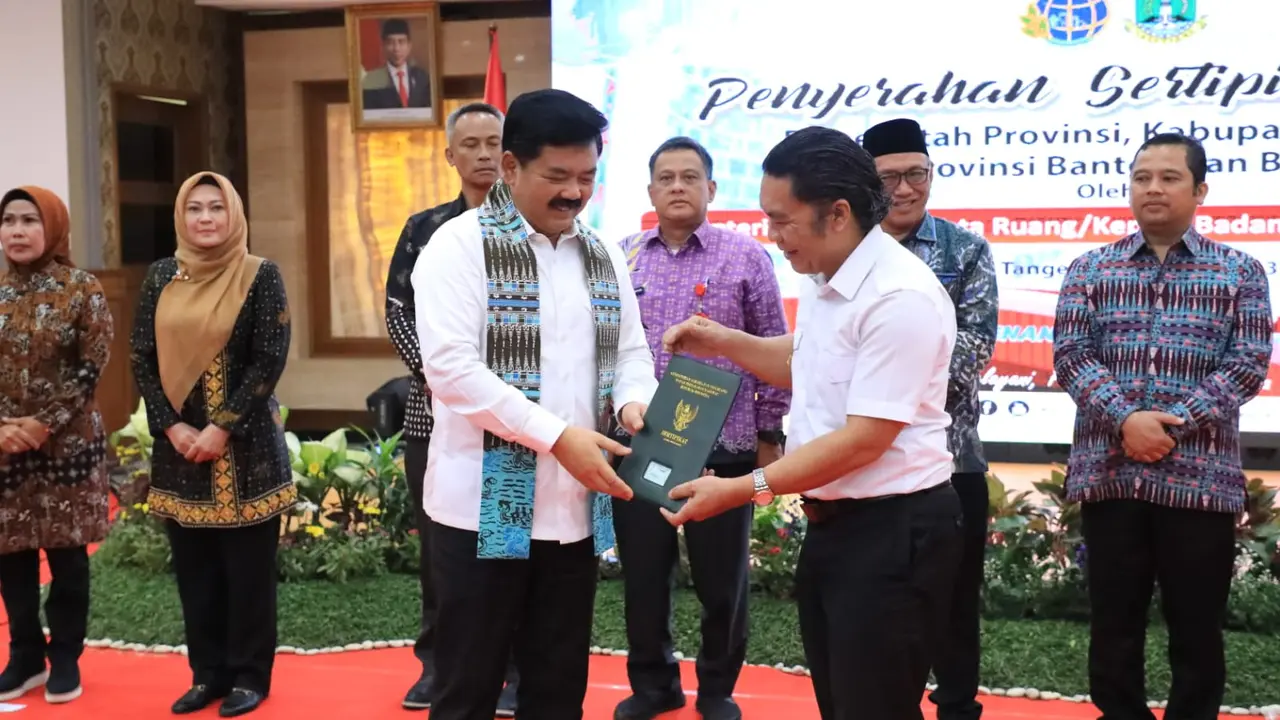 Menteri ATR Hadi Tjahjanto Serahkan 303 Sertipikat Tanah di Provinsi Banten - News Liputan6.com