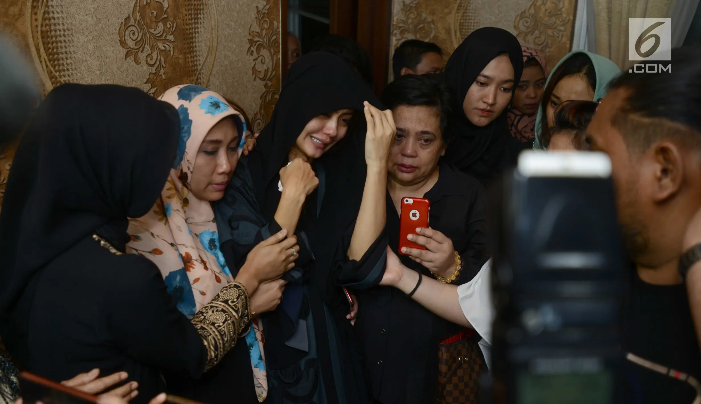FOTO: Tangis Istri Sambut Kedatangan Jenazah Herman Seventeen - Foto ...