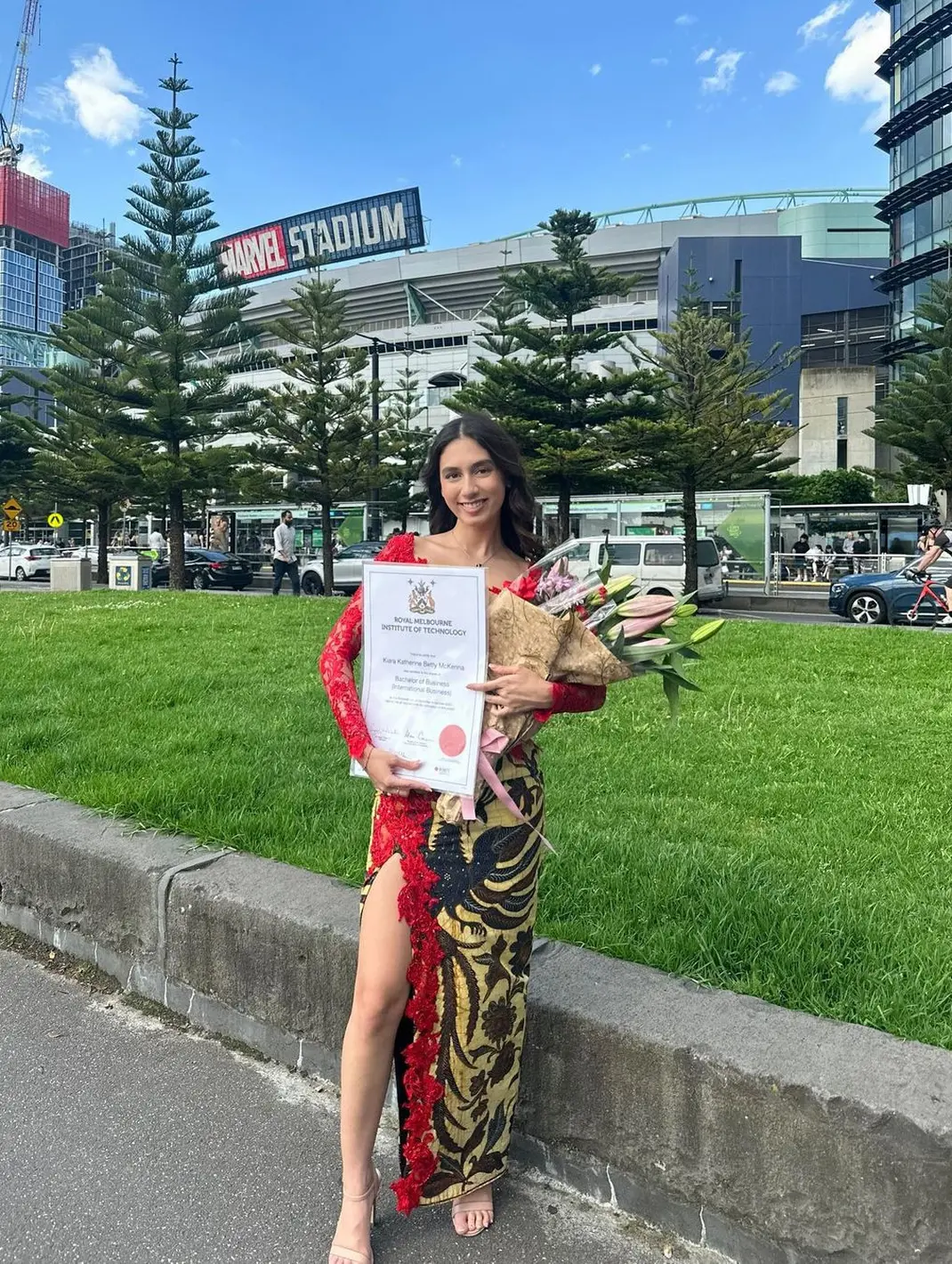 6 Potret Memesona Kiara McKenna saat Kenakan Kebaya saat Lulus dari ...