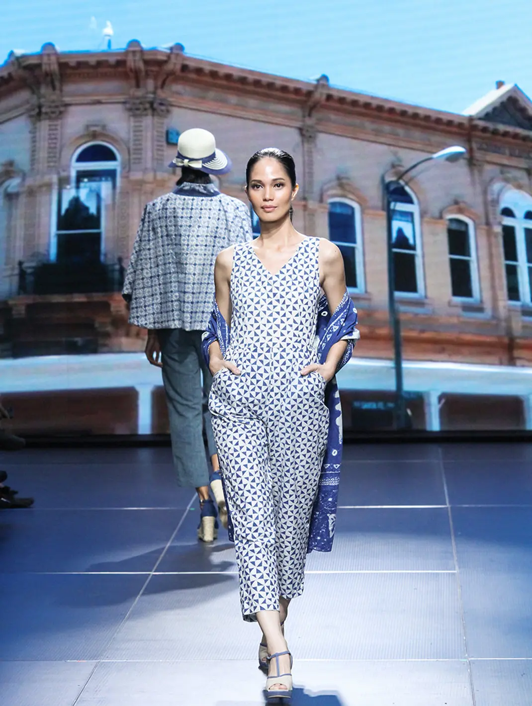 Inspirasi Gaya Liburan dengan Batik Indigo dari Galeri Batik Jawa