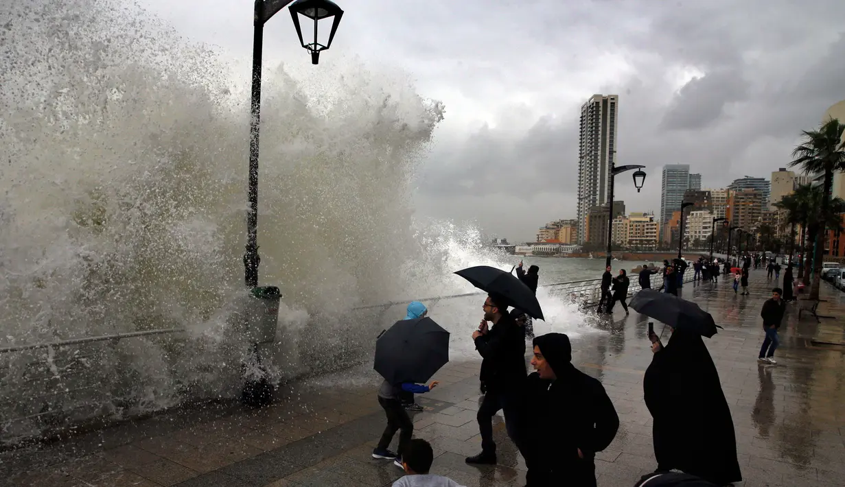 FOTO: Ombak Besar Akibat Badai Jadi Tontonan Warga Lebanon - Foto ...