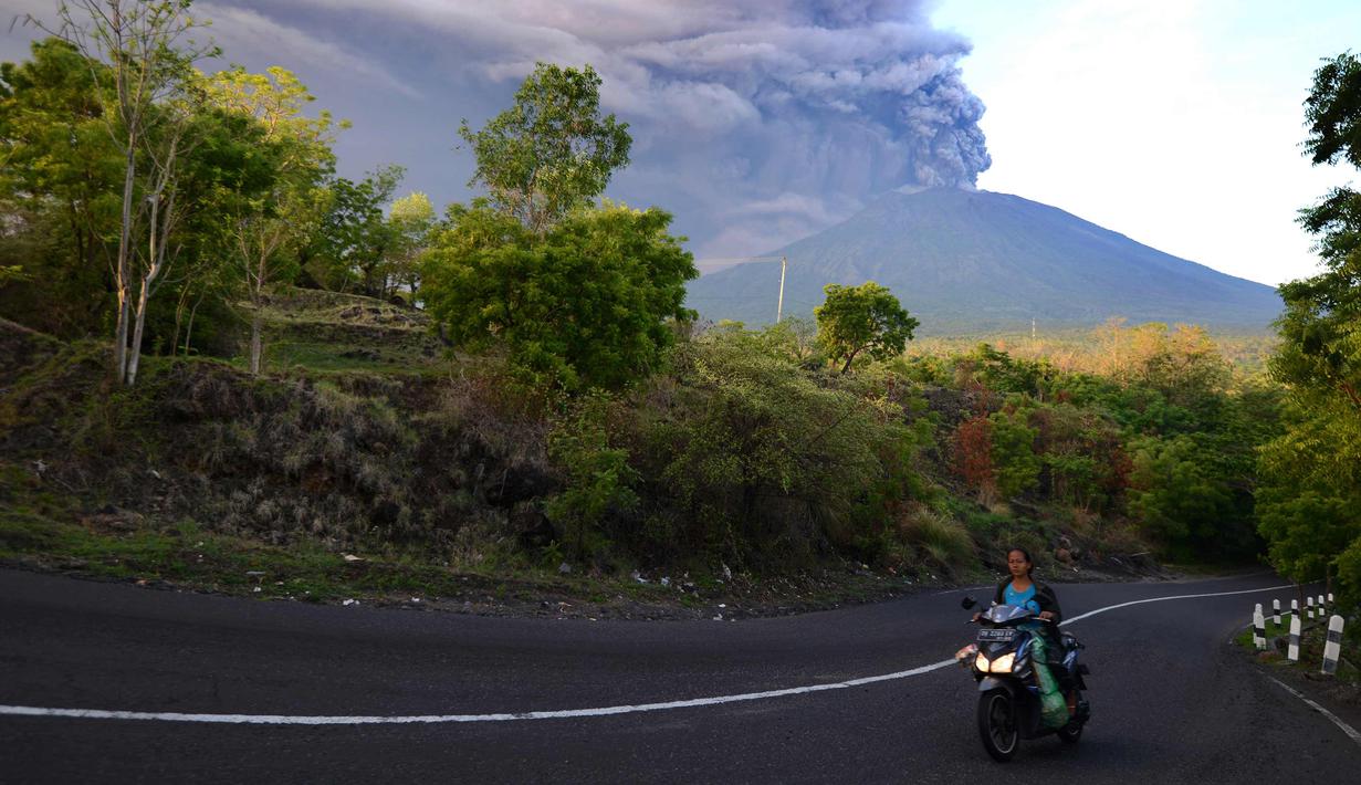 PHOTO: Gunung Agung Kembali Semburkan Asap Tebal Setinggi 1.500 meter ...