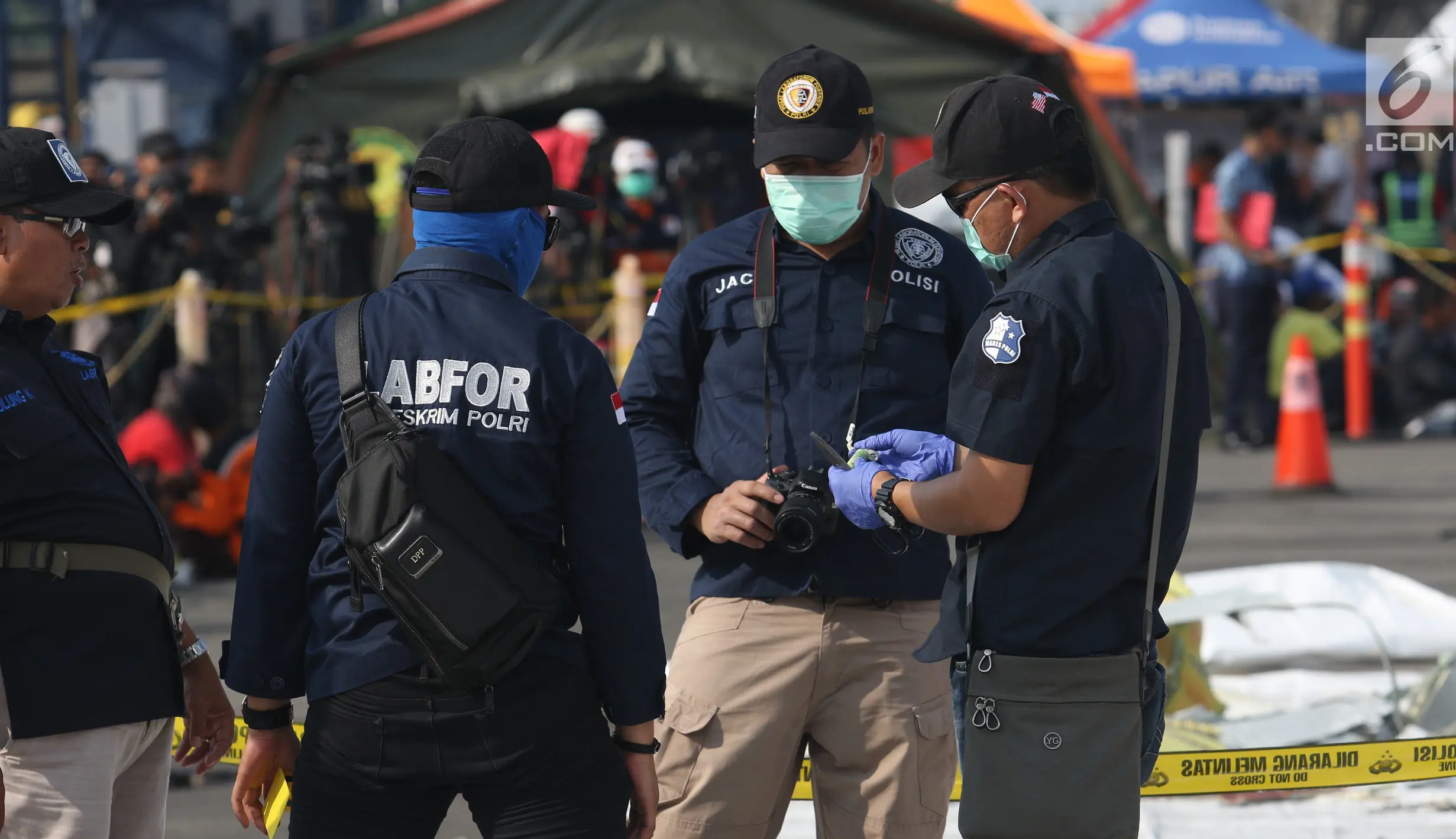 FOTO: Cari Bahan Peledak, Puslabfor Ambil Sampel Serpihan Lion Air JT ...