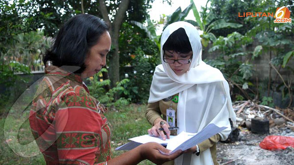 Wah, Lurah Susan Jasmine Ikut Potong Sapi - Foto Liputan6.com