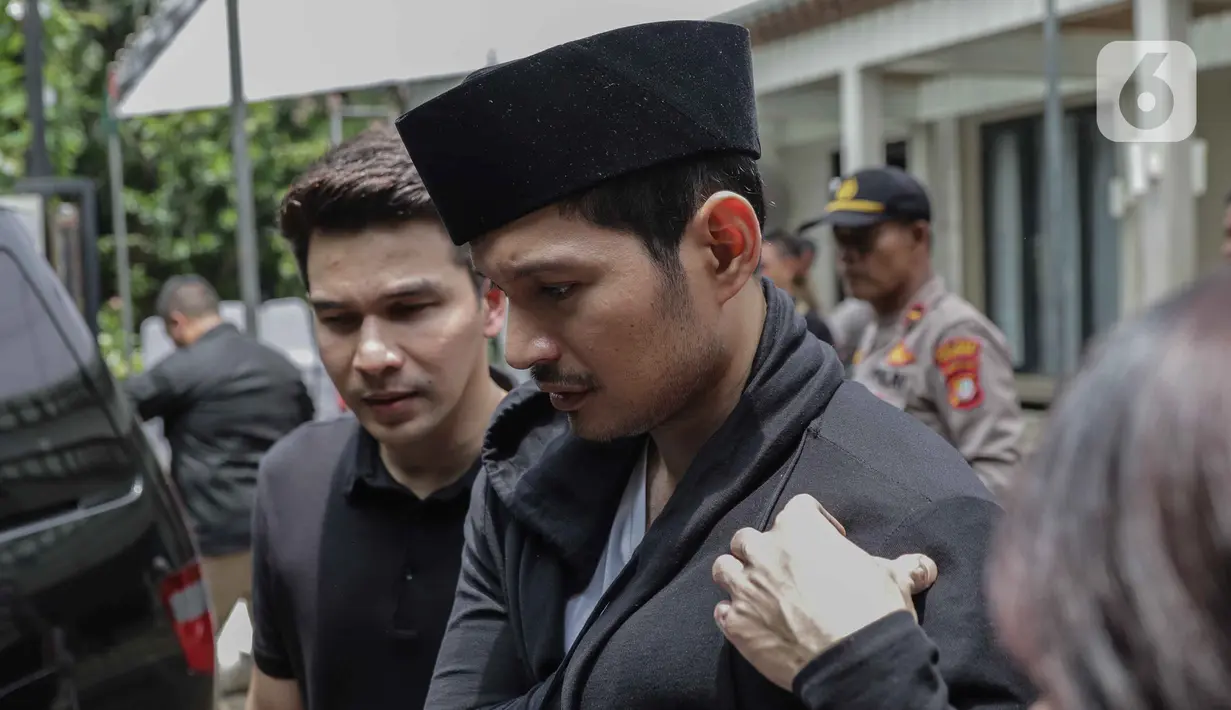 FOTO: Artis hingga Politisi Melayat ke Rumah Duka Suami Bunga Citra Lestari - Foto Liputan6.com