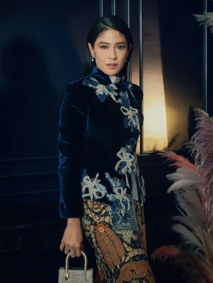 Tampil Mewah dengan Kebaya Velvet Navy, Ini Inspirasinya dari Dian Sastrowardoyo hingga Ria ...