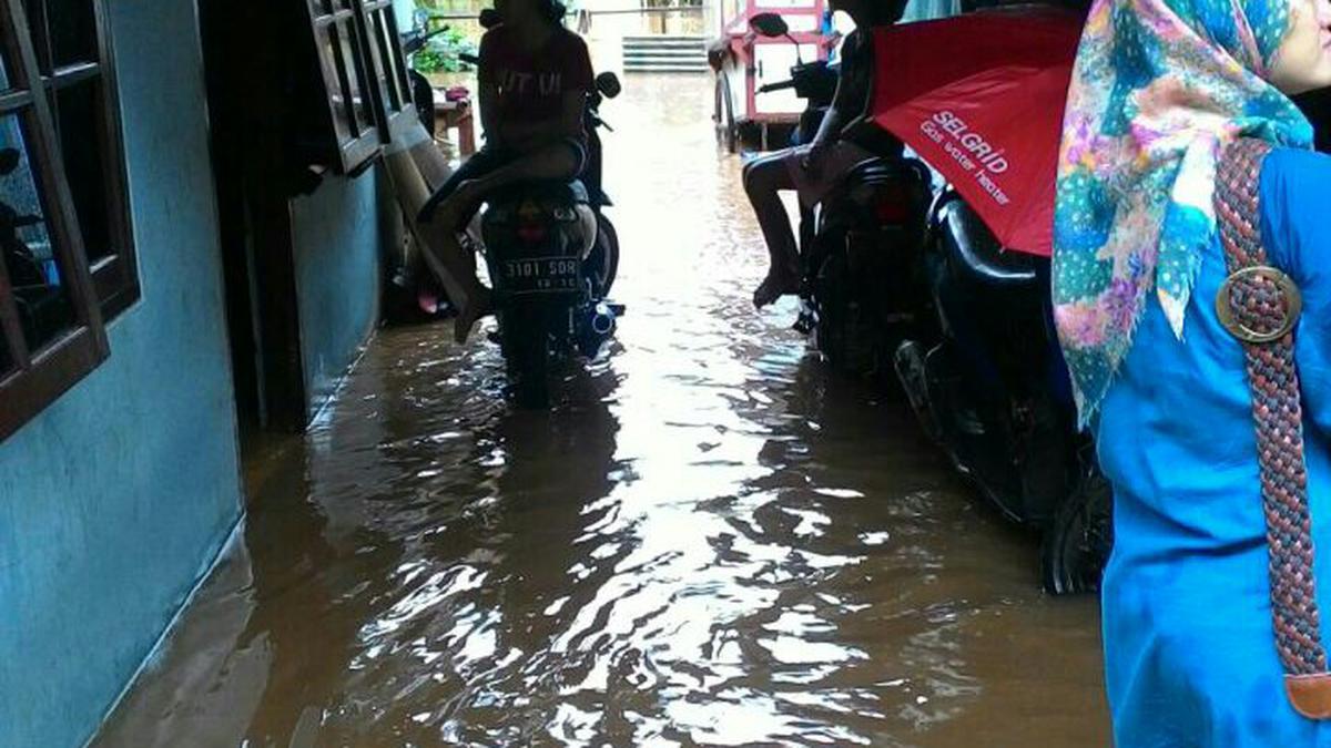 Ratusan Warga Mengungsi Akibat Banjir di Ulujami Jaksel - News Liputan6.com