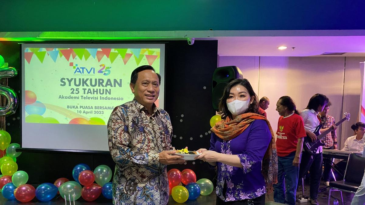 Misi Pendidikan Terdepan, Ketua Yayasan Indosiar Suryani Zaini ...