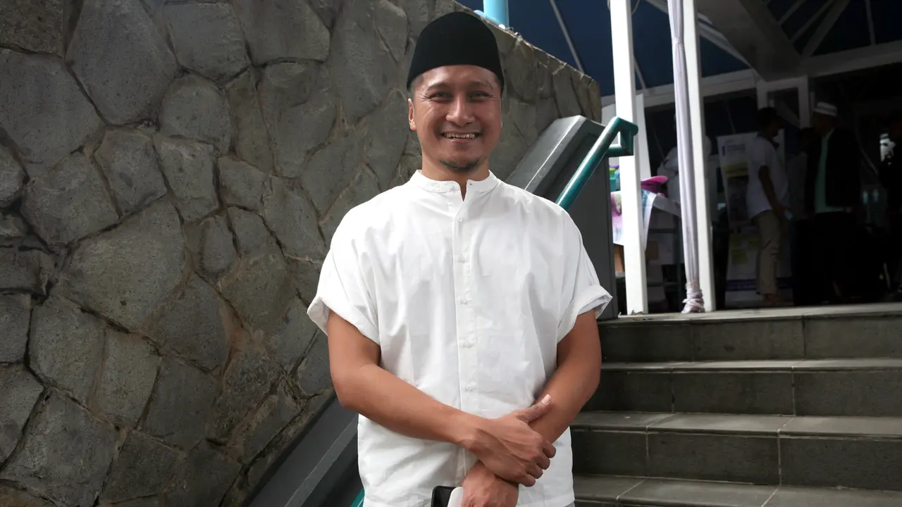 Ikuti Upacara HUT Ke-74 RI, Arie Untung Ingat Masa Kecil - ShowBiz ...