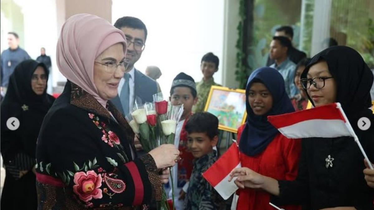 Cantiknya Istri Presiden Turki Emine Erdogan Berbatik, Ternyata Sudah ...