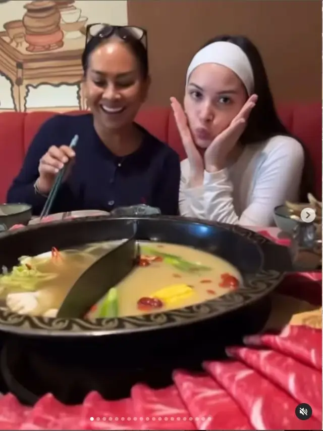 6 Potret Alyssa Daguise dan Risa Dewi Sang Ibunda, Bahagia Jalani Umrah Bareng - Hot Liputan6.com