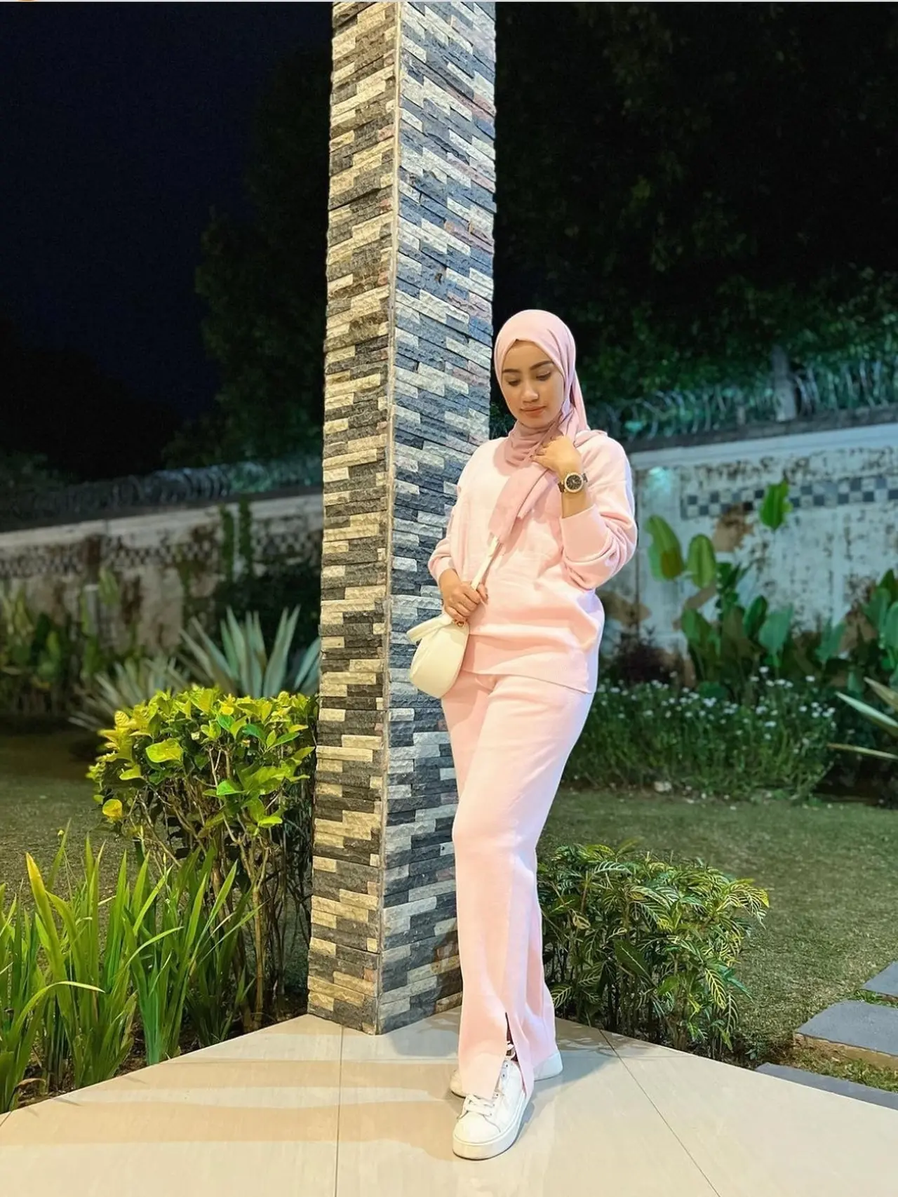 6 Potret Bulan Madu Reza Zakarya dan Amira di Villa Mewah, Romantis ...