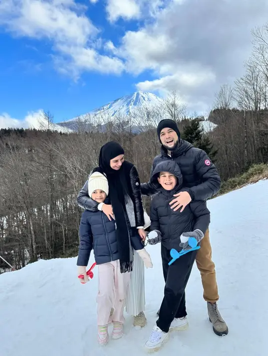 Potret Liburan Shireen Sungkar dan Teuku Wisnu Ke Jepang yang Tampil Mesra - Foto Liputan6.com