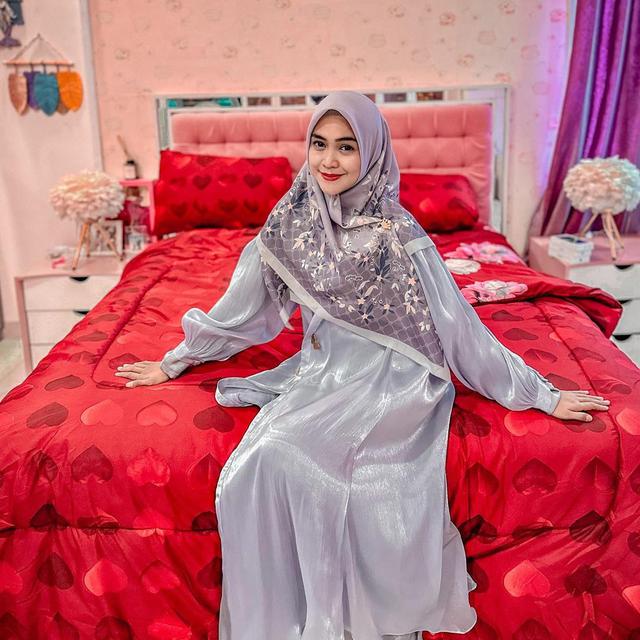 6 Potret Baju Lebaran Shimmer Para Selebriti yang Jadi Tren Tahun Ini