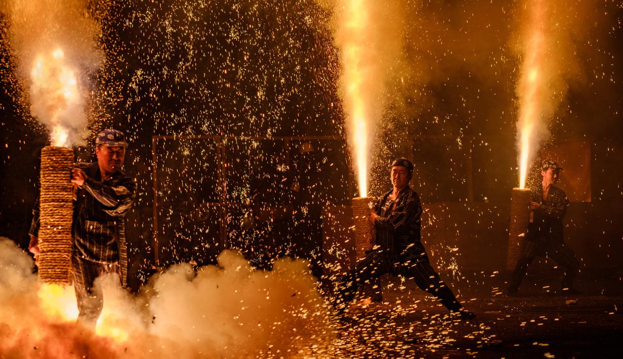 FOTO: Kemeriahan Festival Kembang Api Ritual Penganut Shinto Jepang ...