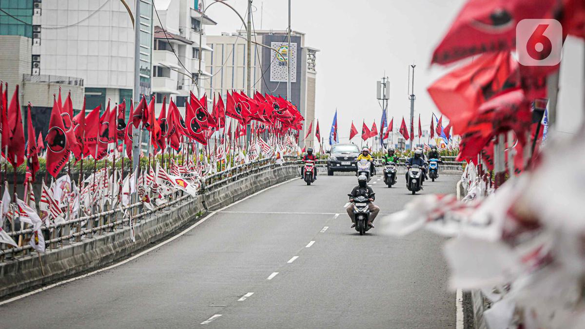 Bendera Partai Politik Bikin Kumuh Flyover Di Jakarta Foto 