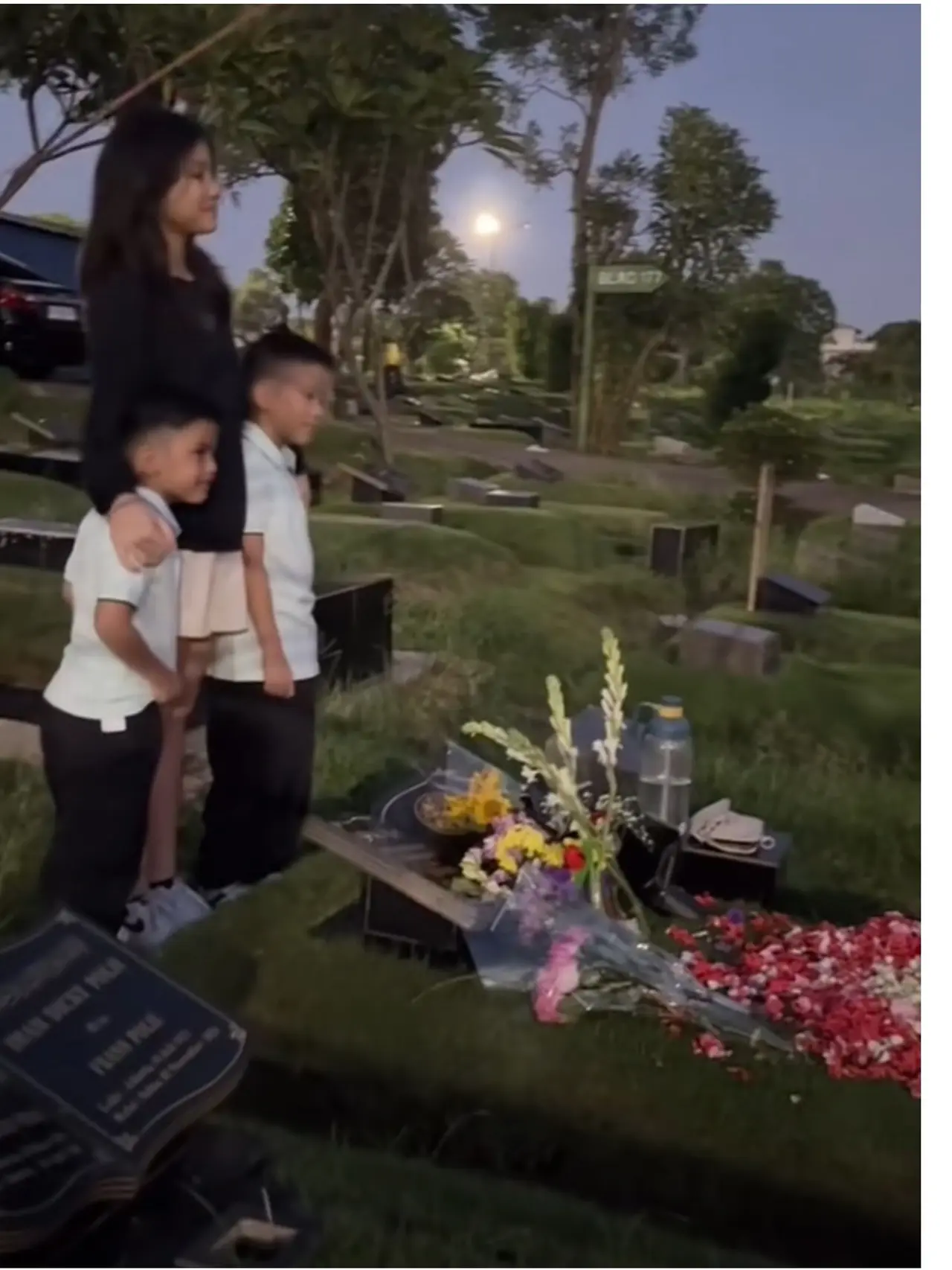 6 Momen Haru Samuel Rizal dan Anggi Pratama Ziarah Bareng ke Makam ...