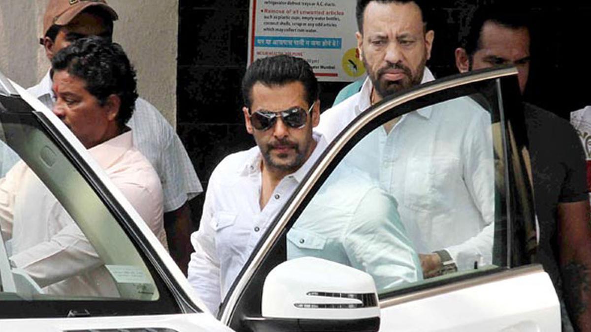 Kasus Tabrak Lari, Salman Khan Divonis Penjara 5 Tahun - ShowBiz Liputan6.com