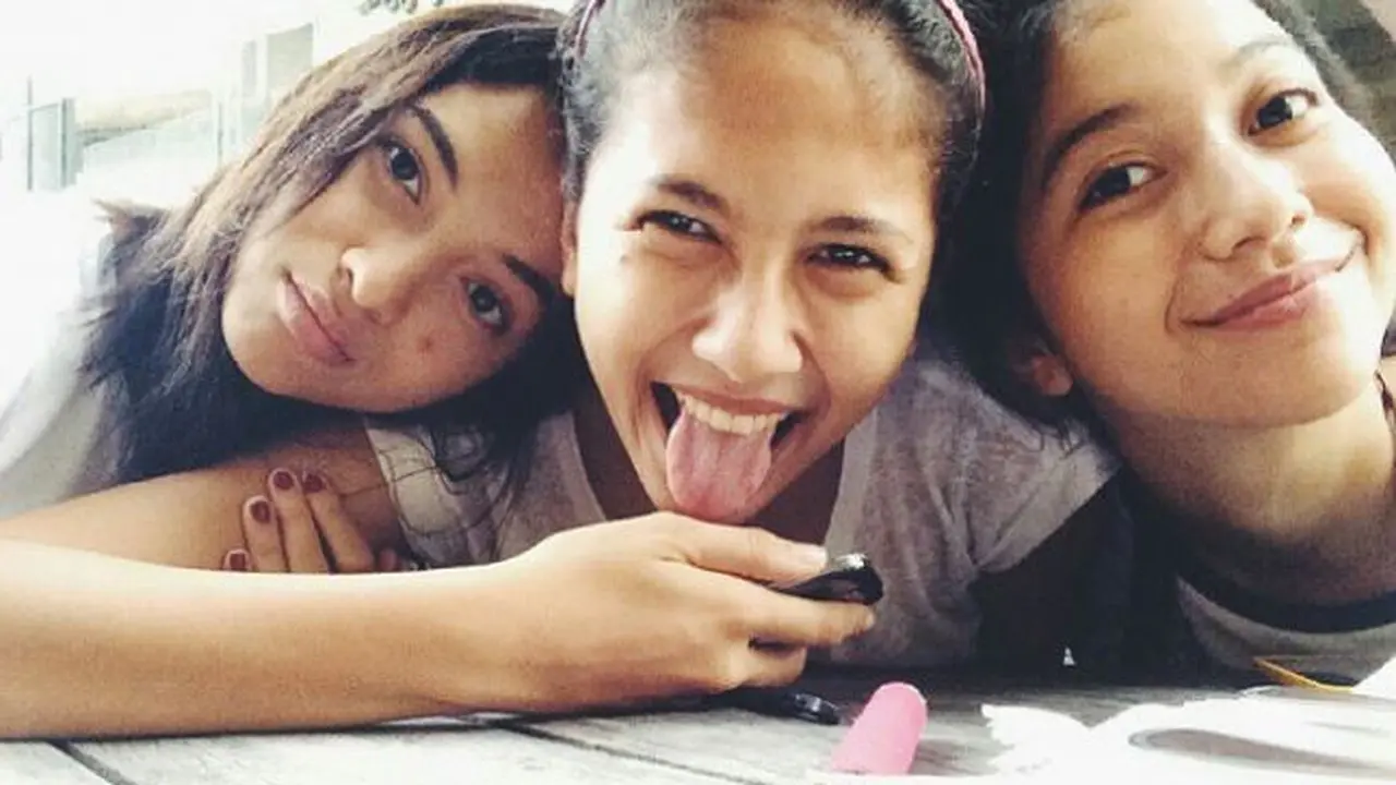 Jarang Tersorot, Ini 7 Potret Kompak Sitha dan Selly Adik Putri Marino ...