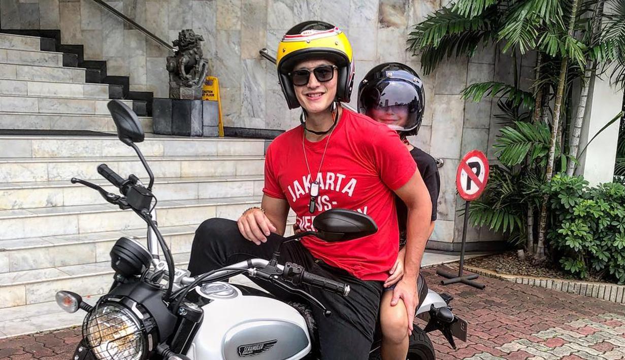 FOTO: Kompaknya Mike Lewis dan Anak Laki-lakinya, Kenzou Lion - Foto ...