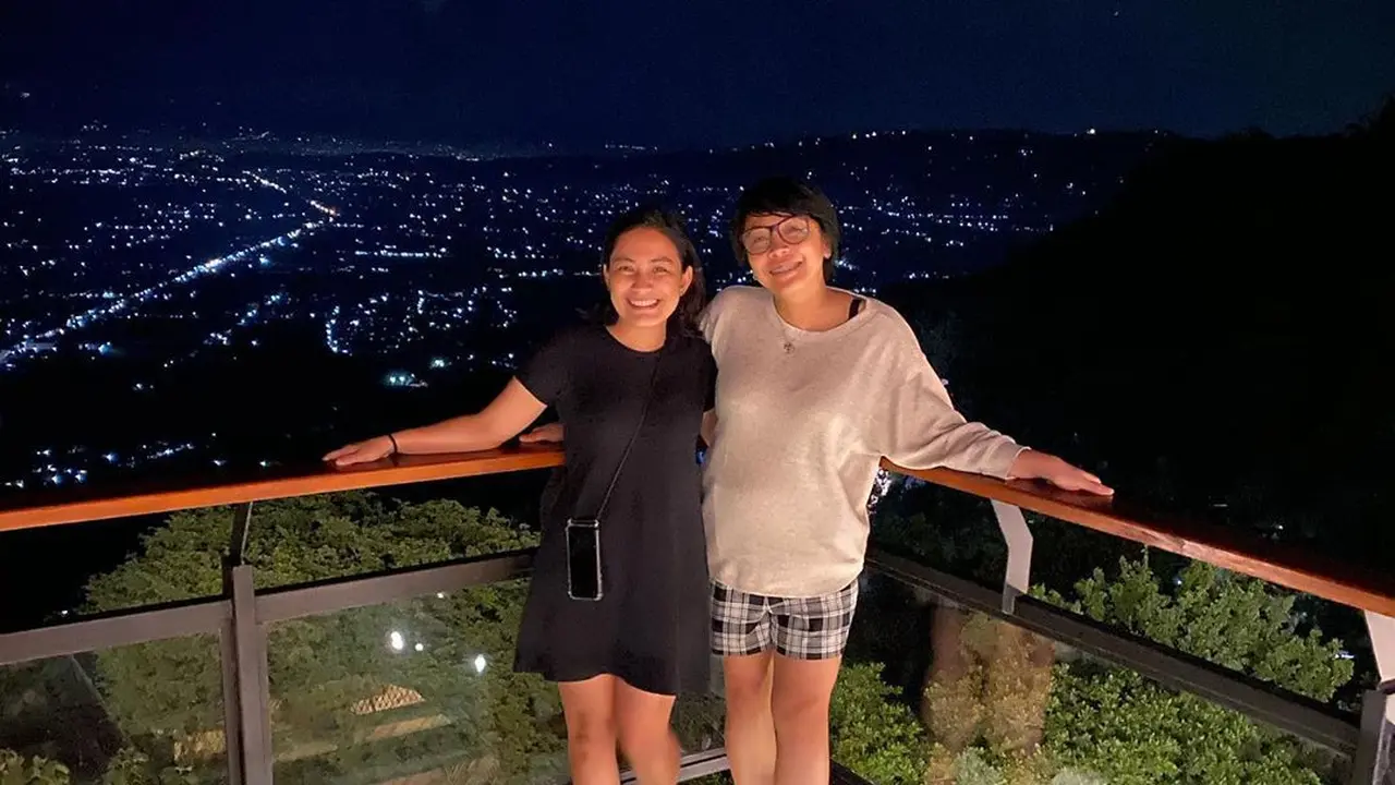 Poligami, Ini 7 Potret Harmonis Erix Soekamti dengan Kedua Istrinya ...