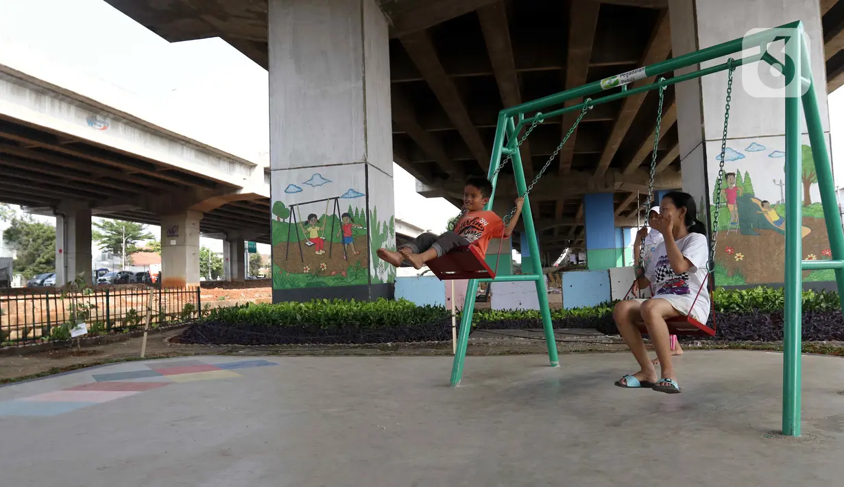 Keseruan Anak-Anak Bermain Permainan Tradisional di Taman Interaksi ...