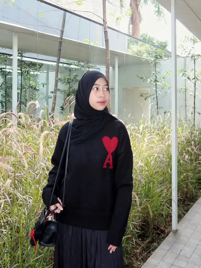 6 Potret Adiba Khanza Pakai All Black Outfit, Tampil Elegan dengan ...